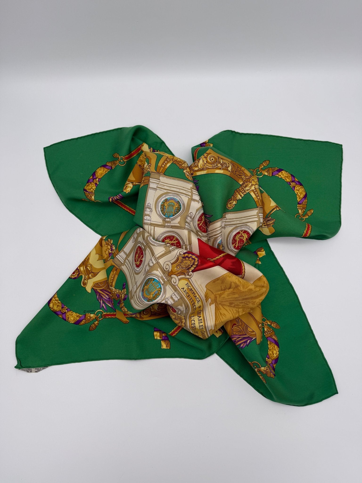 Shop Second-hand designer scarves and shawls at BONVOYAGELOUIS